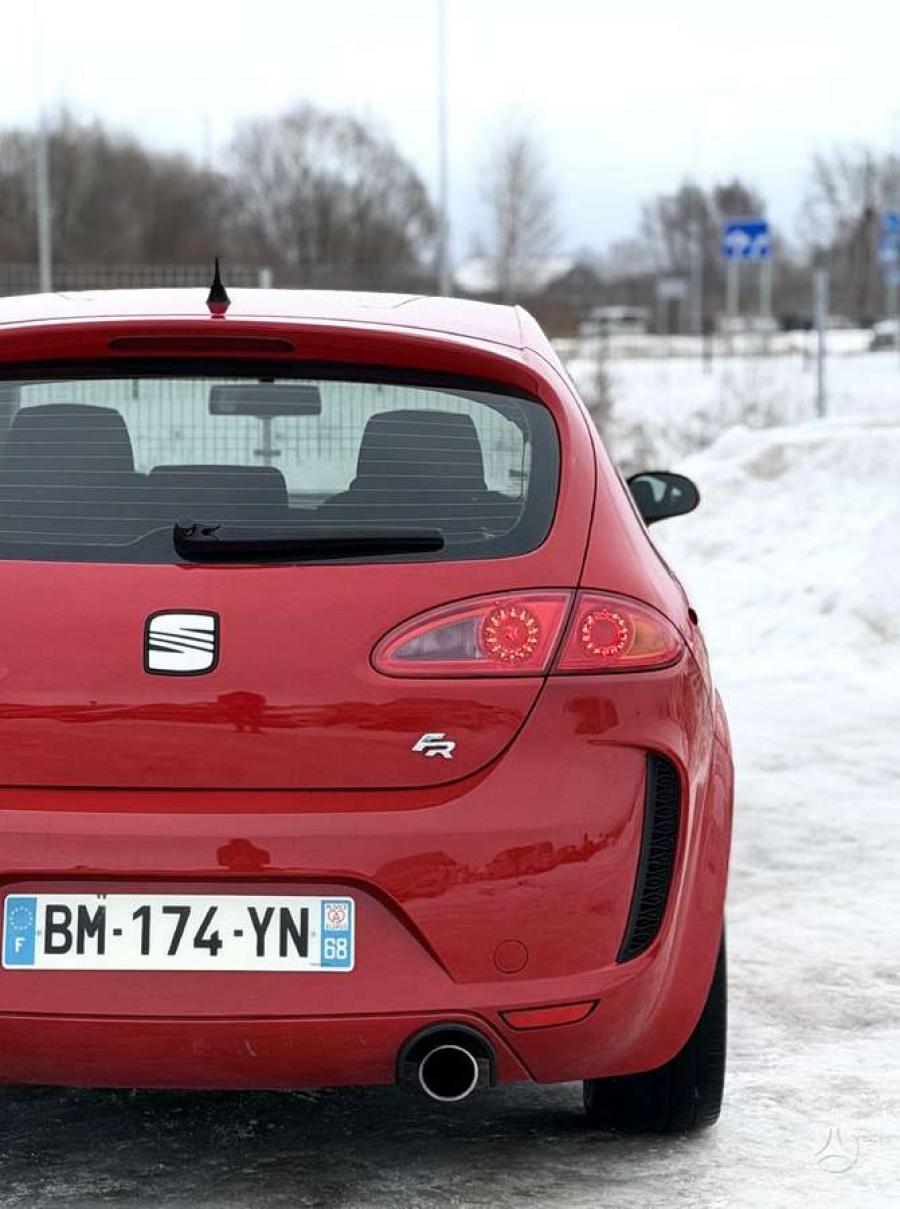 Red SEAT Leon 2009 in Taurage, with an engine capacity of 1.97 L and mileage of 298 thousand km for 3800 €, photo 15 on AUTOMOTO.COM.LV