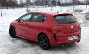 Red SEAT Leon 2009 in Taurage, with an engine capacity of 1.97 L and mileage of 298 thousand km for 3800 €, photo 16 on AUTOMOTO.COM.LV