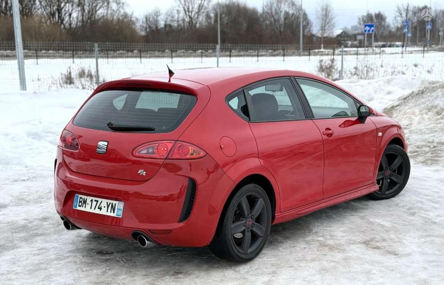 Red SEAT Leon 2009 in Taurage, with an engine capacity of 1.97 L and mileage of 298 thousand km for 3800 €, photo 18 on AUTOMOTO.COM.LV