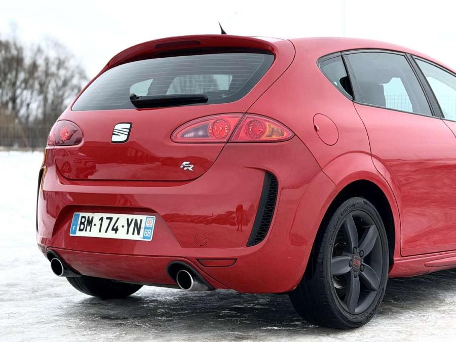 Red SEAT Leon 2009 in Taurage, with an engine capacity of 1.97 L and mileage of 298 thousand km for 3800 €, photo 19 on AUTOMOTO.COM.LV