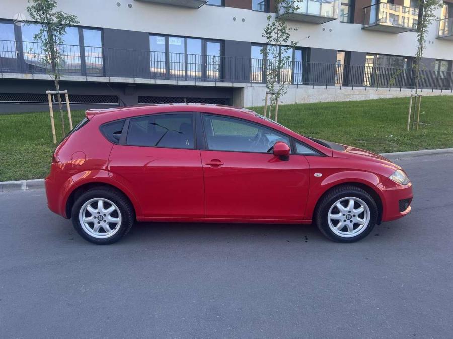 Red SEAT Leon 2010 in Vilnius, with an engine capacity of 1.90 L and mileage of 187 thousand km for 2400 €, photo 5 on AUTOMOTO.COM.LV