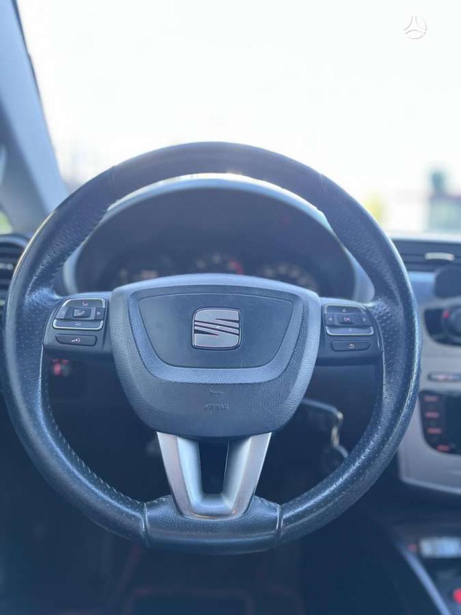Red SEAT Leon 2010 in Vilnius, with an engine capacity of 1.90 L and mileage of 187 thousand km for 2400 €, photo 15 on AUTOMOTO.COM.LV