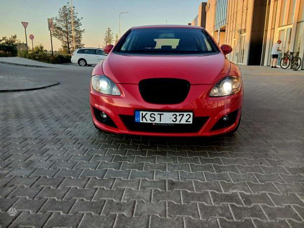 Red SEAT Leon 2010 in Vilnius, with an engine capacity of 1.60 L and mileage of 257 thousand km for 1800 €, photo 3 on AUTOMOTO.COM.LV