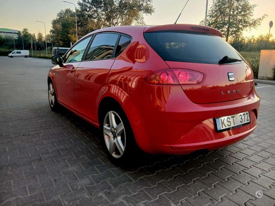 Red SEAT Leon 2010 in Vilnius, with an engine capacity of 1.60 L and mileage of 257 thousand km for 1800 €, photo 5 on AUTOMOTO.COM.LV