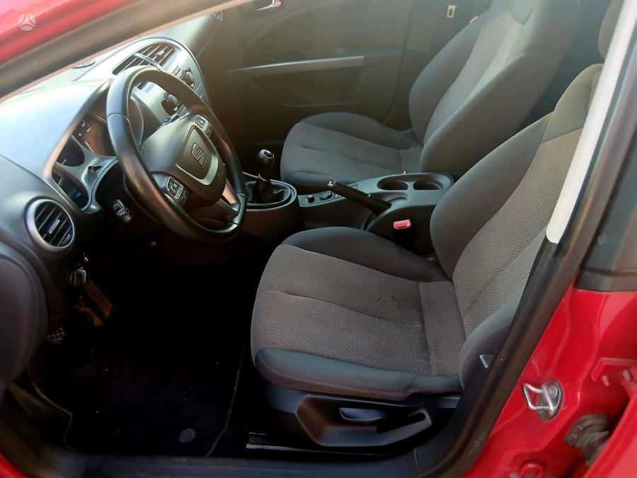 Red SEAT Leon 2010 in Vilnius, with an engine capacity of 1.60 L and mileage of 257 thousand km for 1800 €, photo 12 on AUTOMOTO.COM.LV