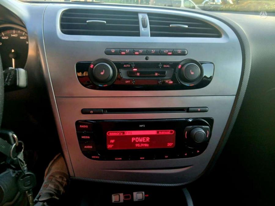 Red SEAT Leon 2010 in Vilnius, with an engine capacity of 1.60 L and mileage of 257 thousand km for 1800 €, photo 14 on AUTOMOTO.COM.LV