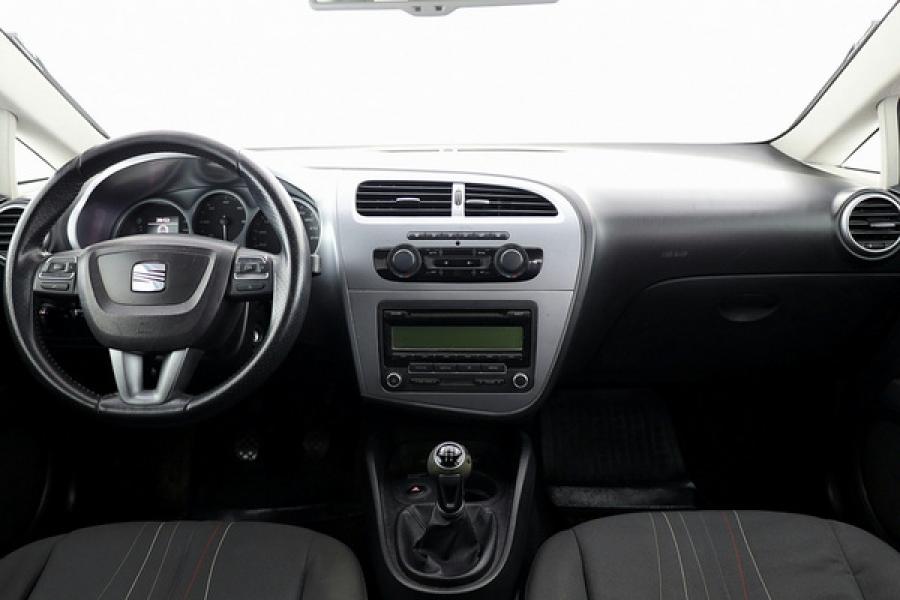 Red SEAT Leon 2011 in Tallinn, with an engine capacity of 1.60 L and mileage of 189 thousand km for 2399 €, photo 6 on AUTOMOTO.COM.LV