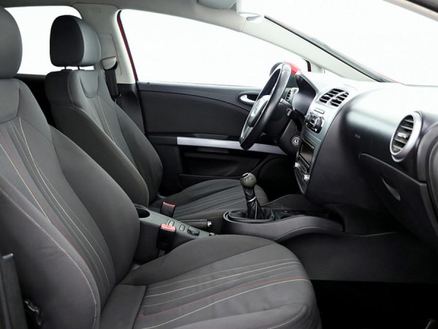 Red SEAT Leon 2011 in Tallinn, with an engine capacity of 1.60 L and mileage of 189 thousand km for 2399 €, photo 7 on AUTOMOTO.COM.LV