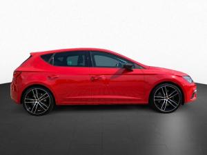 Red SEAT Leon 2020 in Kaunas, with an engine capacity of 2.00 L and mileage of 61 thousand km for 27334 €, photo 5 on AUTOMOTO.COM.LV