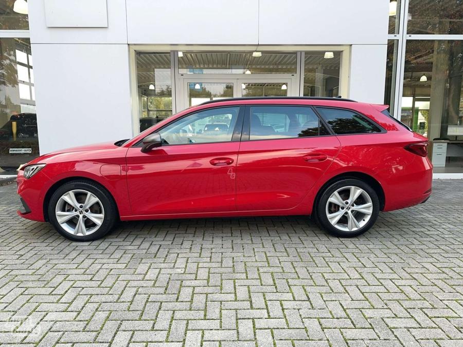 Red SEAT Leon 2021 in Kaunas, with an engine capacity of 1.40 L and mileage of 50 thousand km for 23791 €, photo 2 on AUTOMOTO.COM.LV