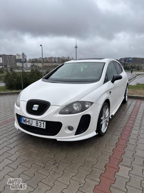 White SEAT Leon 2008 in Ukmerge, with an engine capacity of 2.00 L and mileage of 400 thousand km for 3500 €, photo 1 on AUTOMOTO.COM.LV