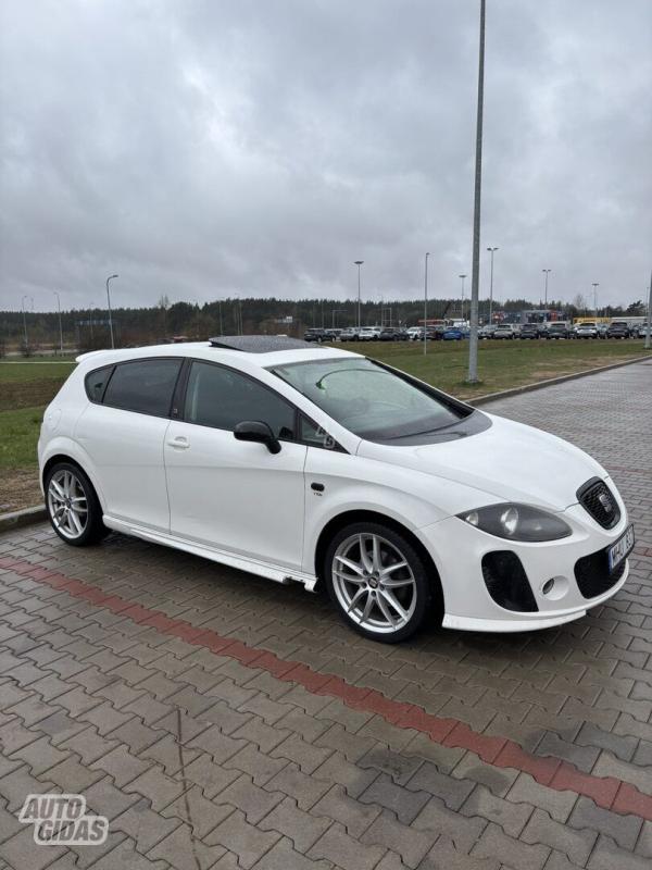 White SEAT Leon 2008 in Ukmerge, with an engine capacity of 2.00 L and mileage of 400 thousand km for 3500 €, photo 4 on AUTOMOTO.COM.LV