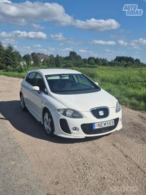 White SEAT Leon 2008 in Jonava, with an engine capacity of 2.00 L and mileage of 289 thousand km for 1900 €, photo 5 on AUTOMOTO.COM.LV