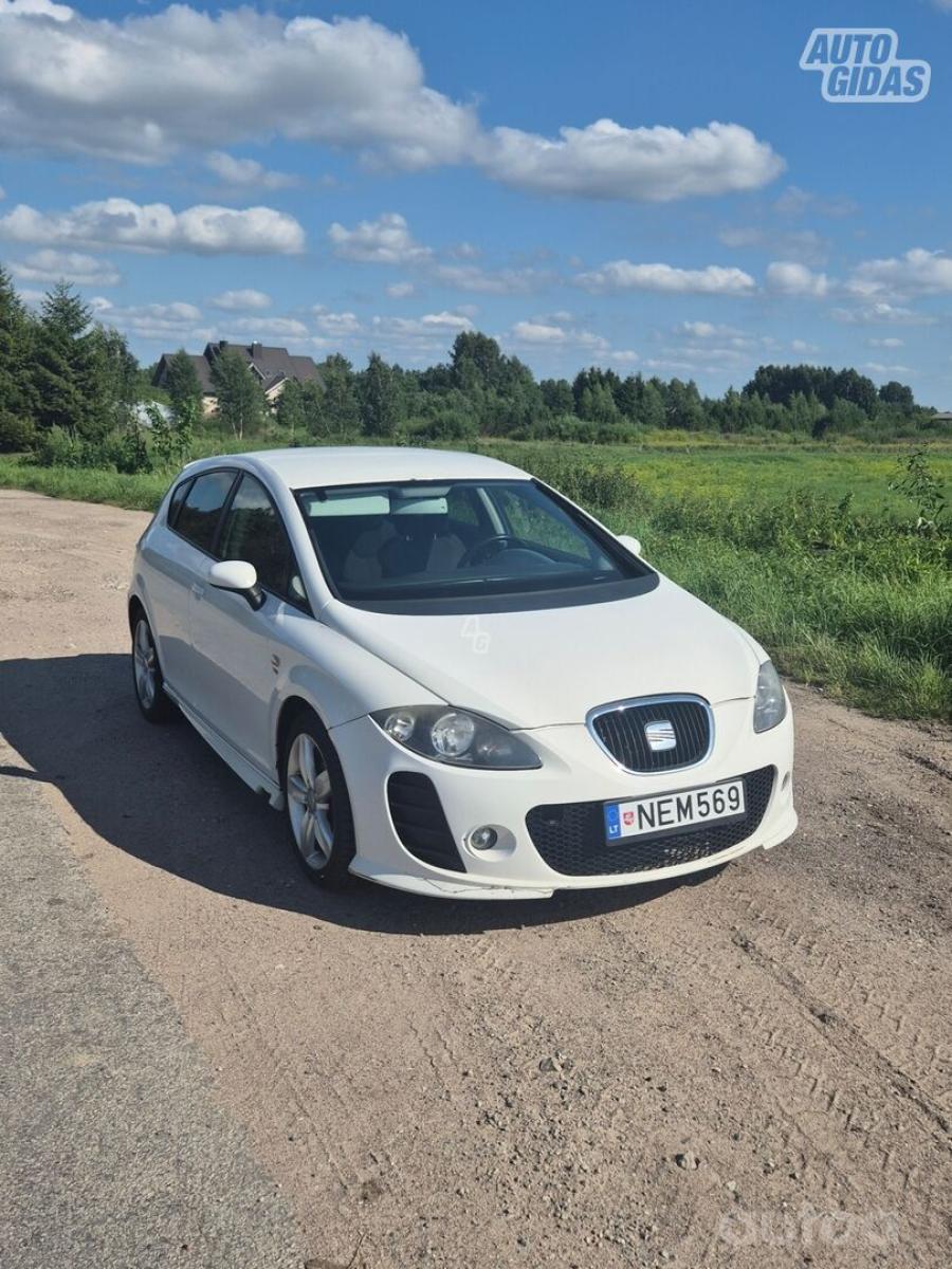 White SEAT Leon 2008 in Jonava, with an engine capacity of 2.00 L and mileage of 289 thousand km for 1900 €, photo 5 on AUTOMOTO.COM.LV