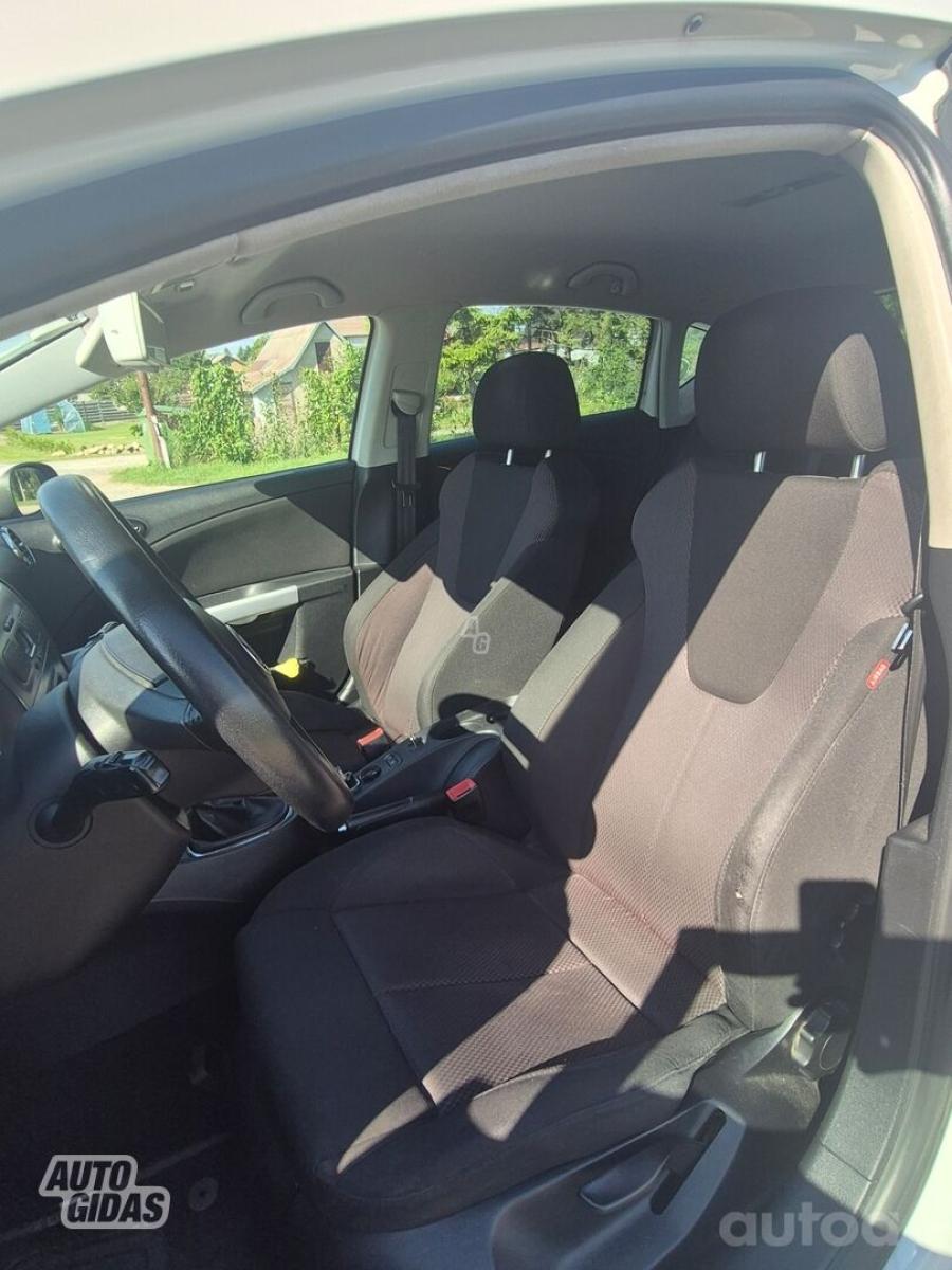 White SEAT Leon 2008 in Jonava, with an engine capacity of 2.00 L and mileage of 289 thousand km for 1900 €, photo 13 on AUTOMOTO.COM.LV