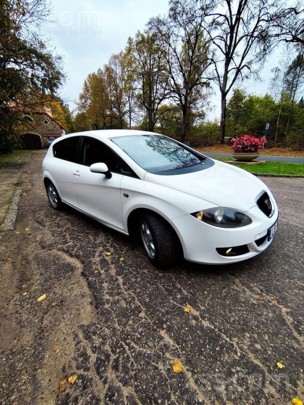 White SEAT Leon 2008 in Cesis, with an engine capacity of 1.90 L and mileage of 286 thousand km for 2400 €, photo 1 on AUTOMOTO.COM.LV