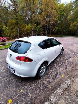 White SEAT Leon 2008 in Cesis, with an engine capacity of 1.90 L and mileage of 286 thousand km for 2400 €, photo 5 on AUTOMOTO.COM.LV