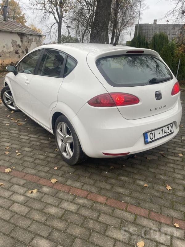 White SEAT Leon 2009 in Limbazi, with an engine capacity of 1.40 L and mileage of 284 thousand km for 2200 €, photo 2 on AUTOMOTO.COM.LV