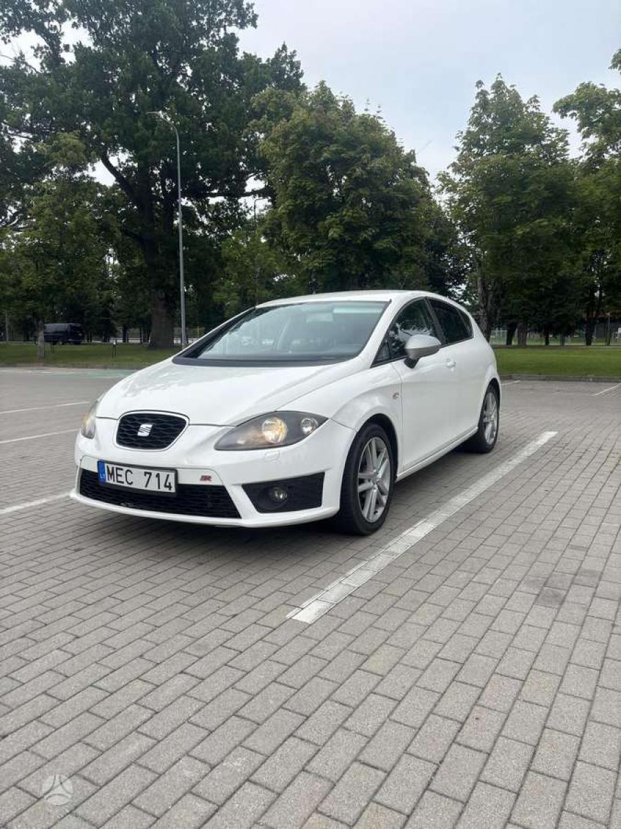 White SEAT Leon 2009 in Taurage, with an engine capacity of 2.00 L and mileage of 214 thousand km for 3000 €, photo 1 on AUTOMOTO.COM.LV