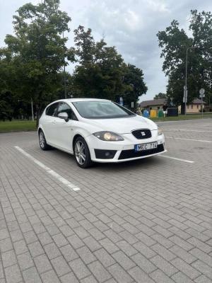 White SEAT Leon 2009 in Taurage, with an engine capacity of 2.00 L and mileage of 214 thousand km for 3000 €, photo 3 on AUTOMOTO.COM.LV