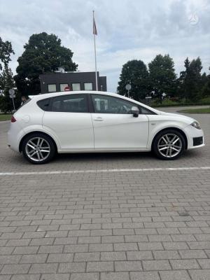 White SEAT Leon 2009 in Taurage, with an engine capacity of 2.00 L and mileage of 214 thousand km for 3000 €, photo 4 on AUTOMOTO.COM.LV