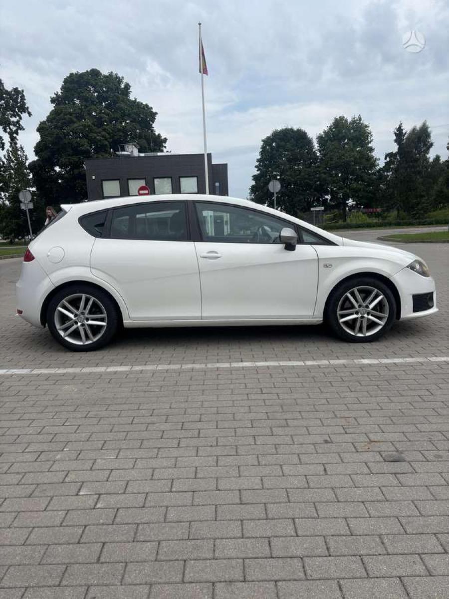 White SEAT Leon 2009 in Taurage, with an engine capacity of 2.00 L and mileage of 214 thousand km for 3000 €, photo 4 on AUTOMOTO.COM.LV