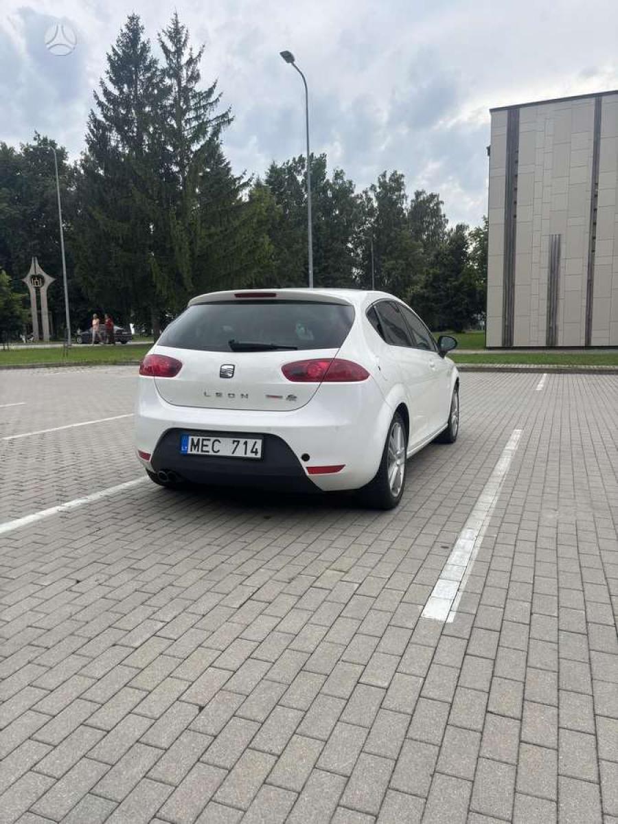 White SEAT Leon 2009 in Taurage, with an engine capacity of 2.00 L and mileage of 214 thousand km for 3000 €, photo 5 on AUTOMOTO.COM.LV
