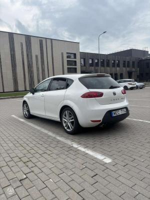 White SEAT Leon 2009 in Taurage, with an engine capacity of 2.00 L and mileage of 214 thousand km for 3000 €, photo 6 on AUTOMOTO.COM.LV