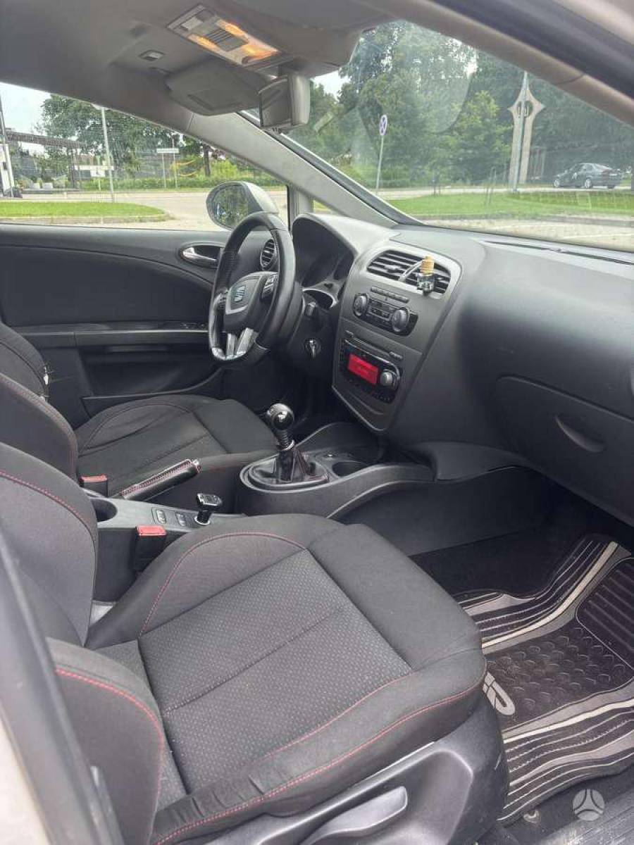 White SEAT Leon 2009 in Taurage, with an engine capacity of 2.00 L and mileage of 214 thousand km for 3000 €, photo 8 on AUTOMOTO.COM.LV