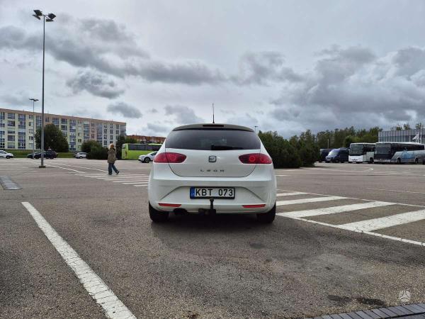 White SEAT Leon 2010 in Siauliai, with an engine capacity of 1.80 L and mileage of 246 thousand km for 3500 €, photo 6 on AUTOMOTO.COM.LV