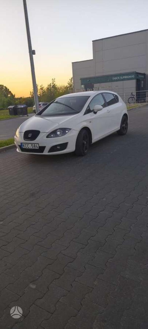White SEAT Leon 2010 in Vilnius, with an engine capacity of 1.60 L and mileage of 237 thousand km for 2300 €, photo 1 on AUTOMOTO.COM.LV