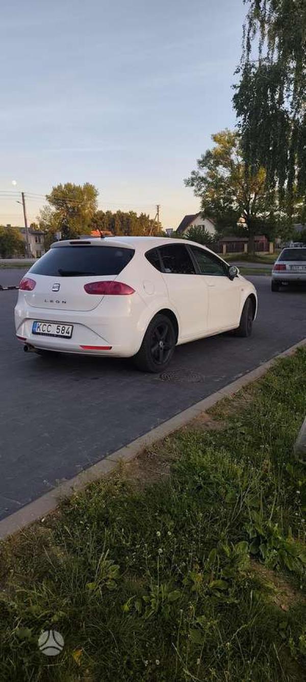 White SEAT Leon 2010 in Vilnius, with an engine capacity of 1.60 L and mileage of 237 thousand km for 2300 €, photo 5 on AUTOMOTO.COM.LV