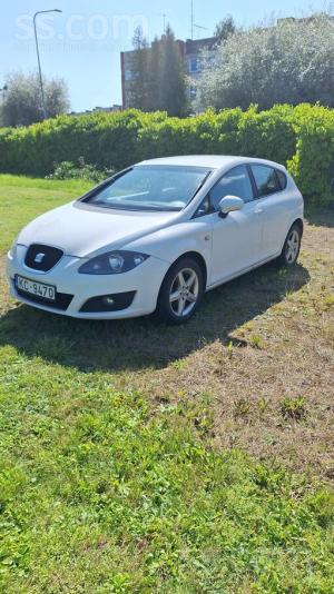 Balts SEAT Leon 2010 Liepāja, ar dzinēja tilpumu 1.60 L un nobraukumu 300 tūkst. km par 699 €, foto  vietnē AUTOMOTO.COM.LV