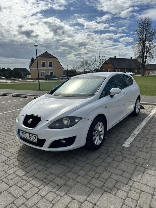 White SEAT Leon 2011 in Kelme, with an engine capacity of 1.60 L and mileage of 201 thousand km for 3500 €, photo 1 on AUTOMOTO.COM.LV