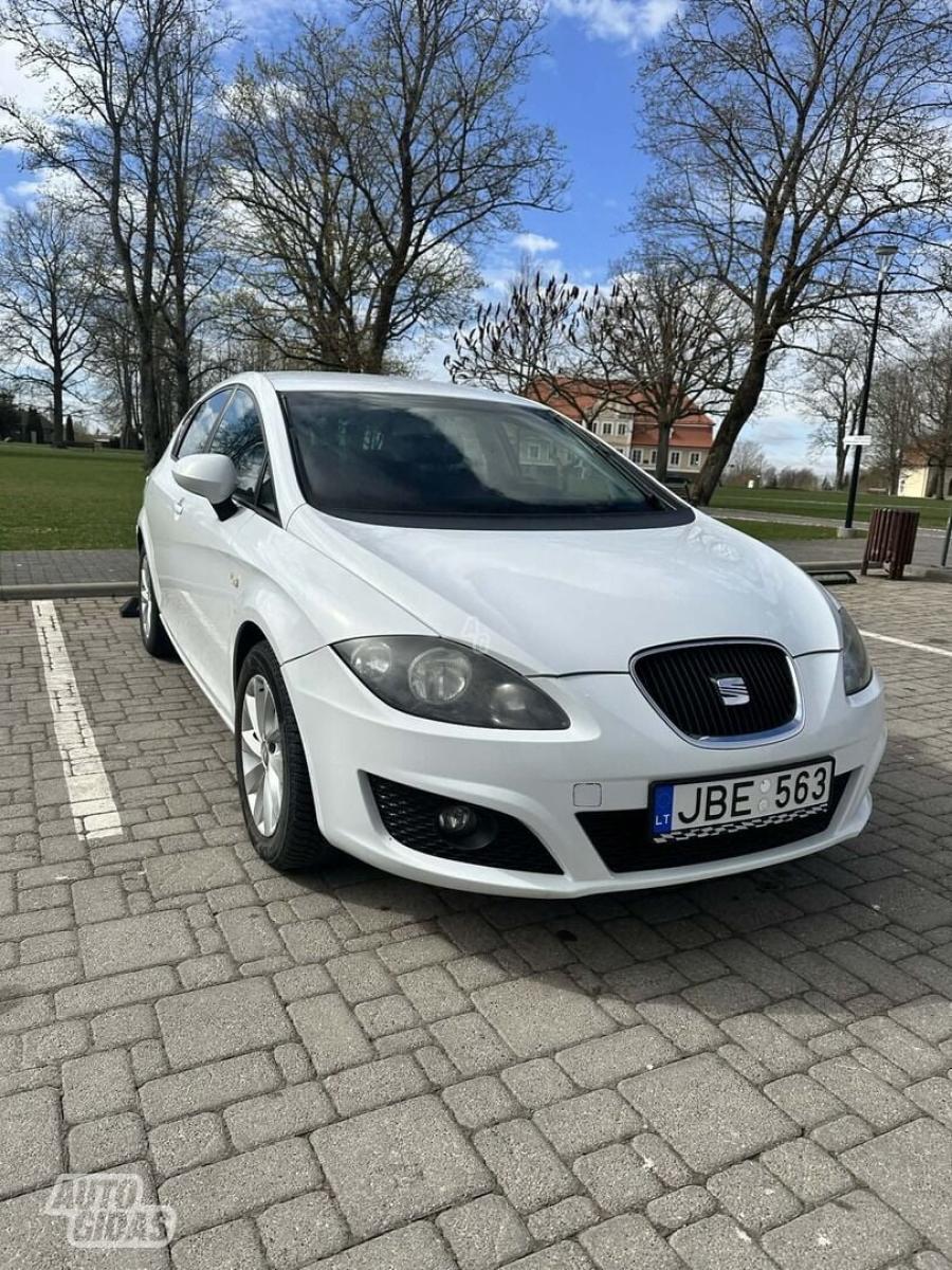 White SEAT Leon 2011 in Kelme, with an engine capacity of 1.60 L and mileage of 201 thousand km for 3500 €, photo 3 on AUTOMOTO.COM.LV