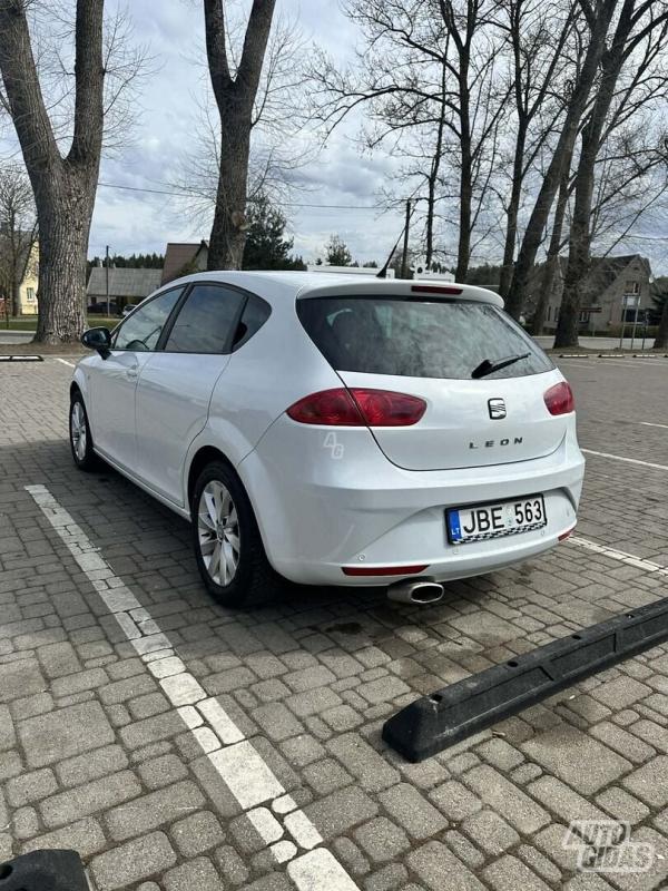 White SEAT Leon 2011 in Kelme, with an engine capacity of 1.60 L and mileage of 201 thousand km for 3500 €, photo 3 on AUTOMOTO.COM.LV