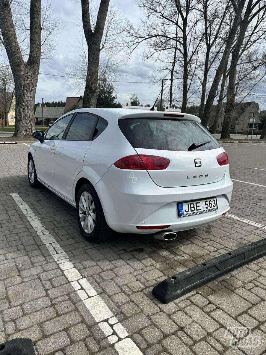 White SEAT Leon 2011 in Kelme, with an engine capacity of 1.60 L and mileage of 201 thousand km for 3500 €, photo 4 on AUTOMOTO.COM.LV
