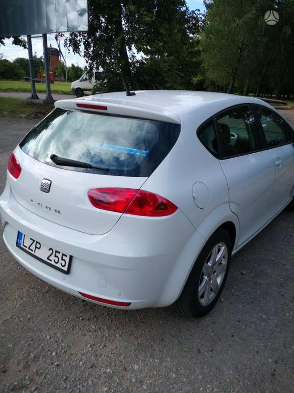 White SEAT Leon 2011 in Panevezys, with an engine capacity of 1.60 L and mileage of 327 thousand km for 3100 €, photo 5 on AUTOMOTO.COM.LV