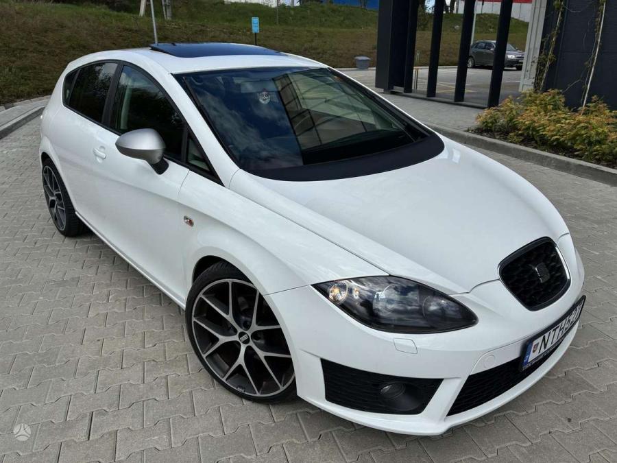 White SEAT Leon 2011 in Vilnius, with an engine capacity of 2.00 L and mileage of 280 thousand km for 4250 €, photo 1 on AUTOMOTO.COM.LV