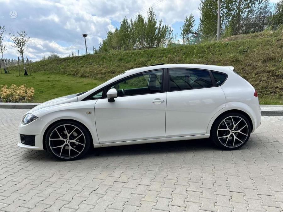 White SEAT Leon 2011 in Vilnius, with an engine capacity of 2.00 L and mileage of 280 thousand km for 4250 €, photo 9 on AUTOMOTO.COM.LV