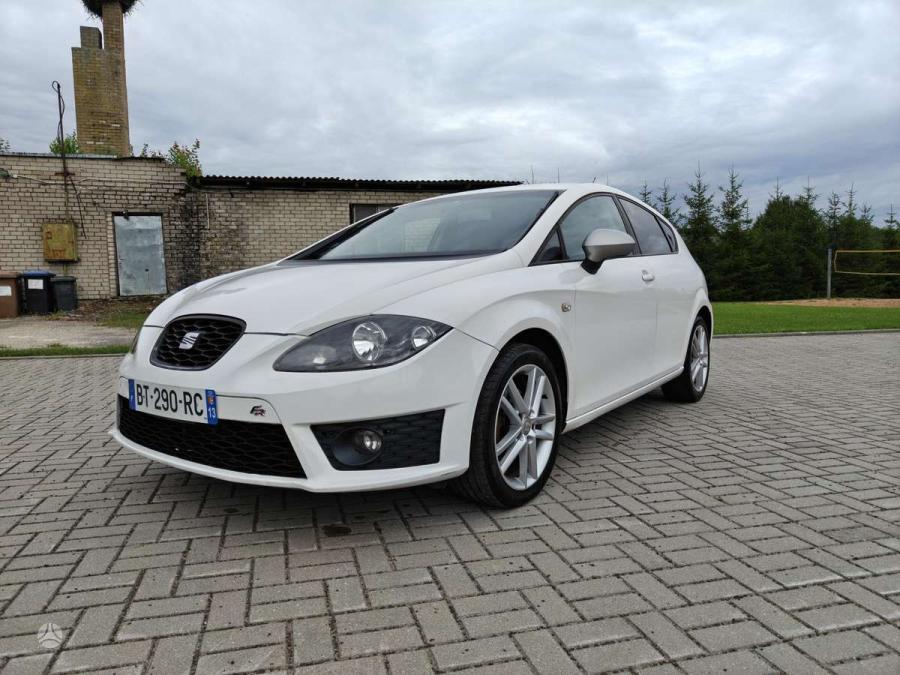 White SEAT Leon 2011 in Taurage, with an engine capacity of 1.97 L and mileage of 237 thousand km for 3400 €, photo 1 on AUTOMOTO.COM.LV