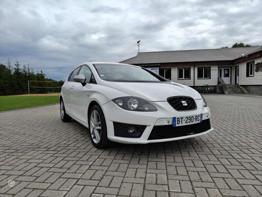 White SEAT Leon 2011 in Taurage, with an engine capacity of 1.97 L and mileage of 237 thousand km for 3400 €, photo 3 on AUTOMOTO.COM.LV