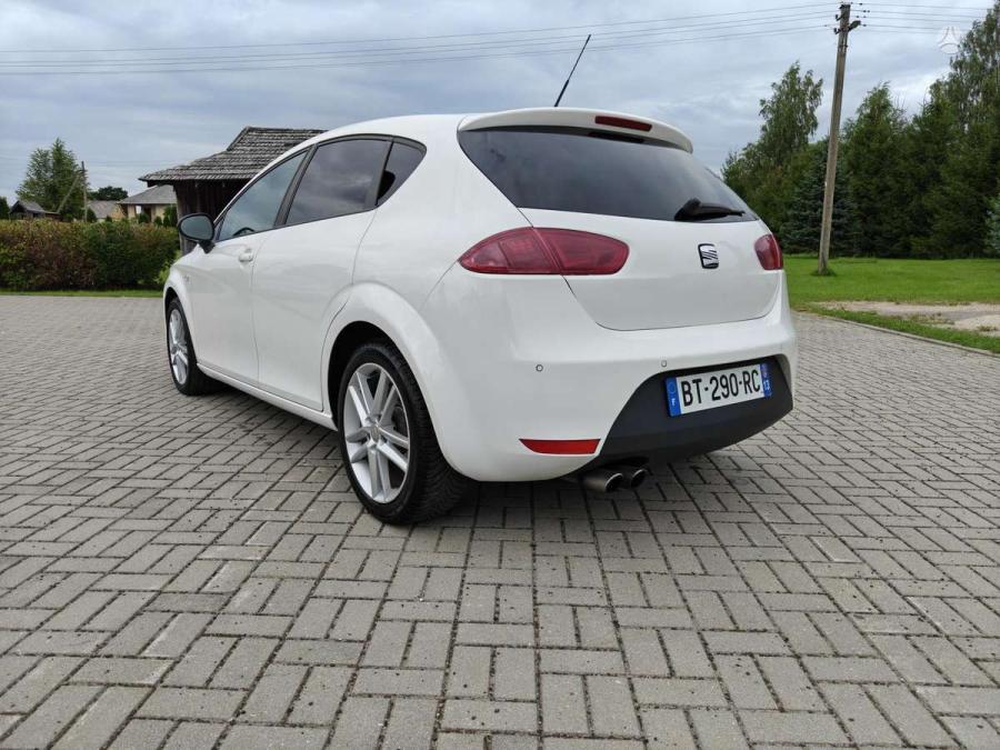 White SEAT Leon 2011 in Taurage, with an engine capacity of 1.97 L and mileage of 237 thousand km for 3400 €, photo 4 on AUTOMOTO.COM.LV