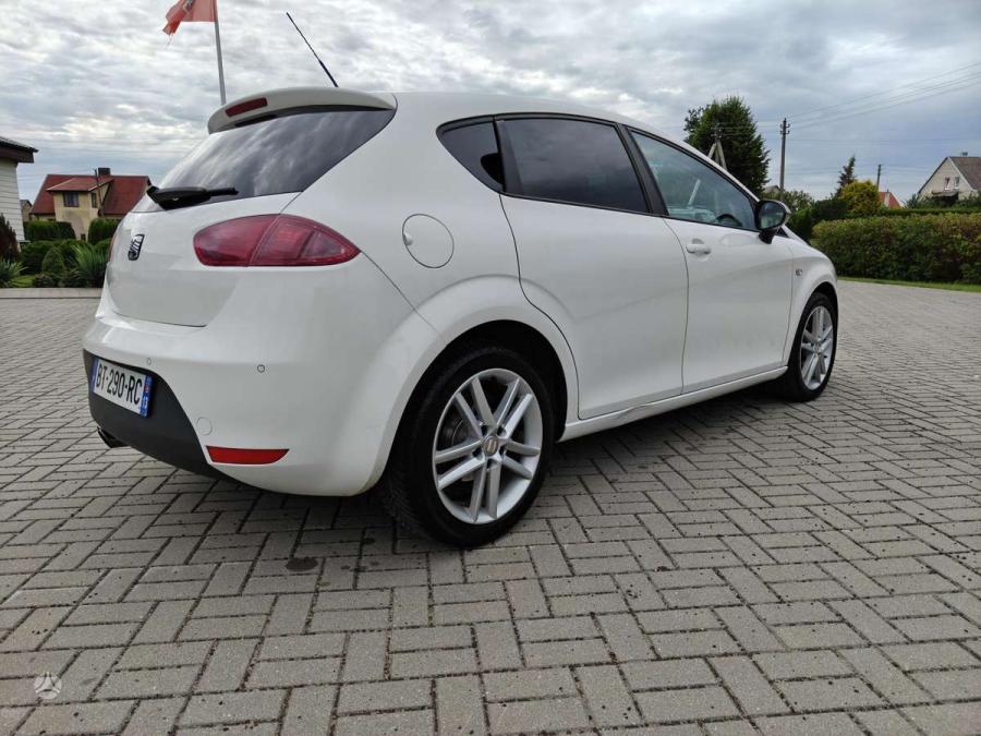 White SEAT Leon 2011 in Taurage, with an engine capacity of 1.97 L and mileage of 237 thousand km for 3400 €, photo 5 on AUTOMOTO.COM.LV