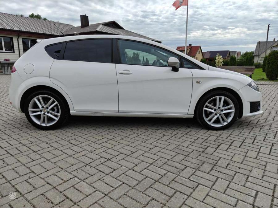 White SEAT Leon 2011 in Taurage, with an engine capacity of 1.97 L and mileage of 237 thousand km for 3400 €, photo 6 on AUTOMOTO.COM.LV