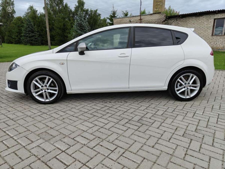 White SEAT Leon 2011 in Taurage, with an engine capacity of 1.97 L and mileage of 237 thousand km for 3400 €, photo 7 on AUTOMOTO.COM.LV
