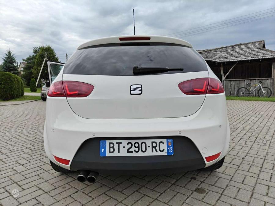 White SEAT Leon 2011 in Taurage, with an engine capacity of 1.97 L and mileage of 237 thousand km for 3400 €, photo 8 on AUTOMOTO.COM.LV