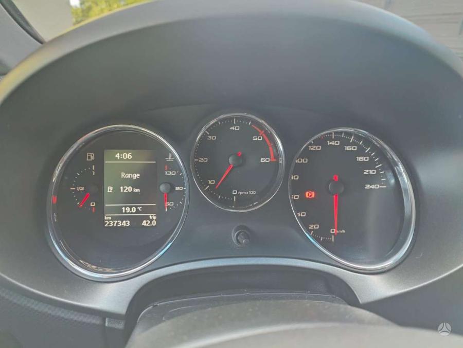 White SEAT Leon 2011 in Taurage, with an engine capacity of 1.97 L and mileage of 237 thousand km for 3400 €, photo 9 on AUTOMOTO.COM.LV