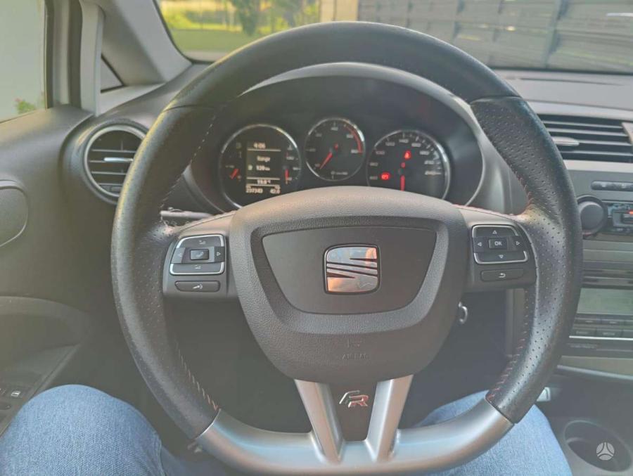 White SEAT Leon 2011 in Taurage, with an engine capacity of 1.97 L and mileage of 237 thousand km for 3400 €, photo 10 on AUTOMOTO.COM.LV