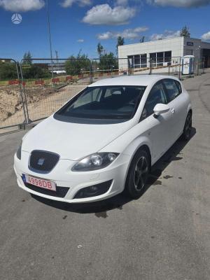 White SEAT Leon 2012 in Joniskis, with an engine capacity of 1.60 L and mileage of 302 thousand km for 3350 €, photo 3 on AUTOMOTO.COM.LV